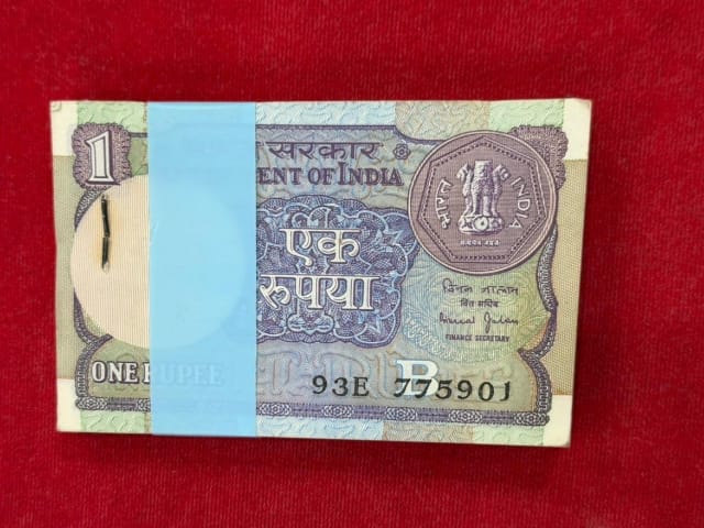 Rs 1 old serial packet 775901 with ending 916 hall mark number